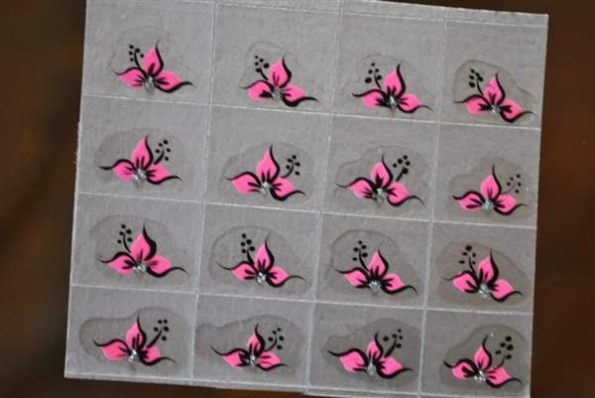 Adesivo de unha na caixa de leite