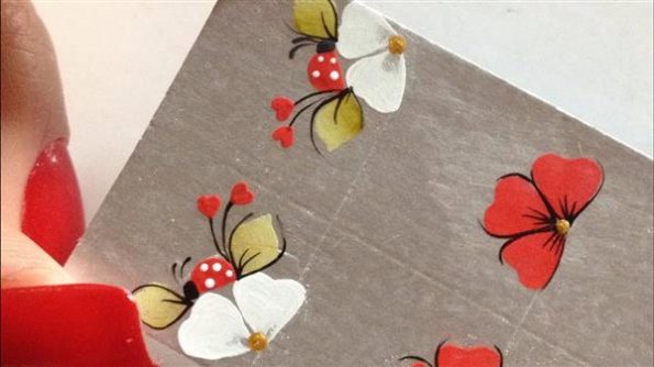 Adesivo de unha na caixa de leite