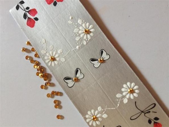 Adesivo de unha na caixa de leite