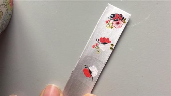 Adesivo de unha na caixa de leite